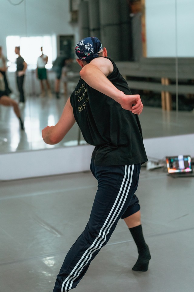 trusting the dancer – Mark Caserta – Whim W'Him Seattle Contemporary Dance